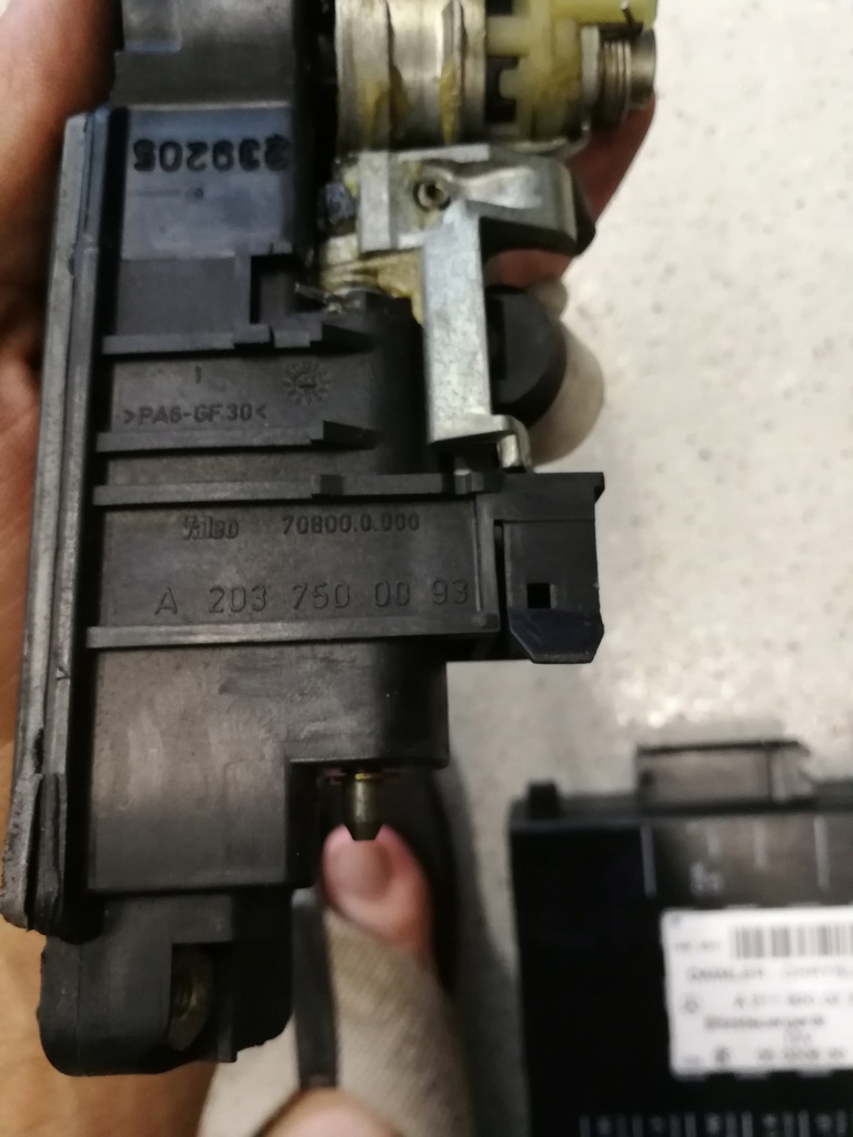 MERCEDES W211 KLAMKA KLAPY Z KLUCZYKIEM 2037500093 - 7685478031 ...