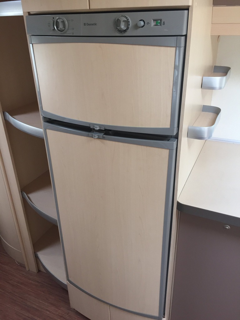 PRZYCZEPA KEMPINGOWA HOBBY 640 VIP Z PRZEDSIONKIEM - 7247560046 ...